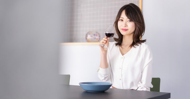 「マナースクールEMI SUNAI」代表・諏内えみによる『大人の若見えを叶えるしぐさとふるまい』